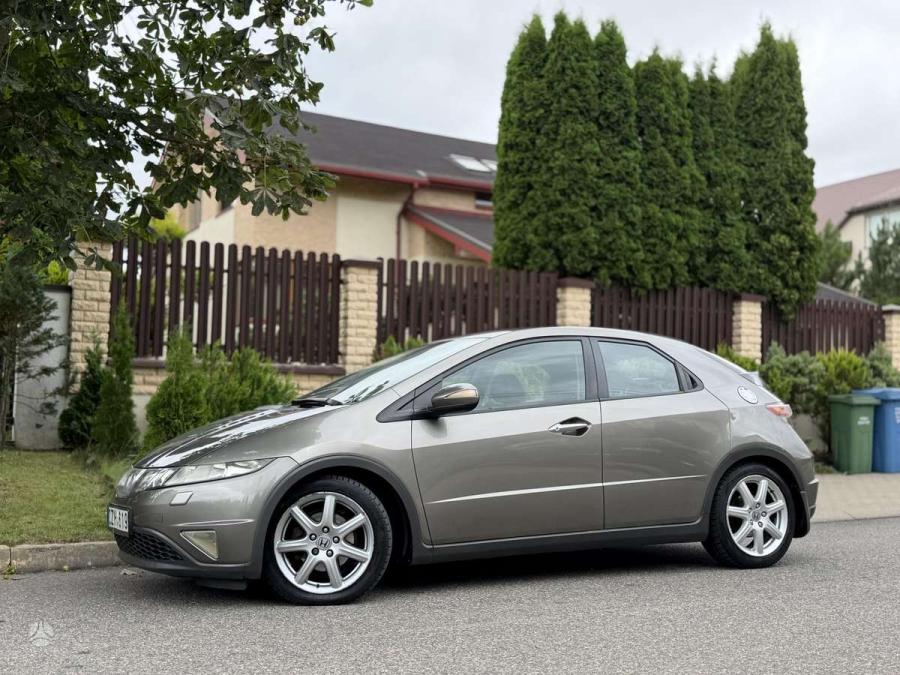 Grey Honda Civic 2010 in Vilnius, with an engine capacity of 1.80 L and mileage of 225 thousand km for 3450 €, photo 5 on AUTOMOTO.COM.LV