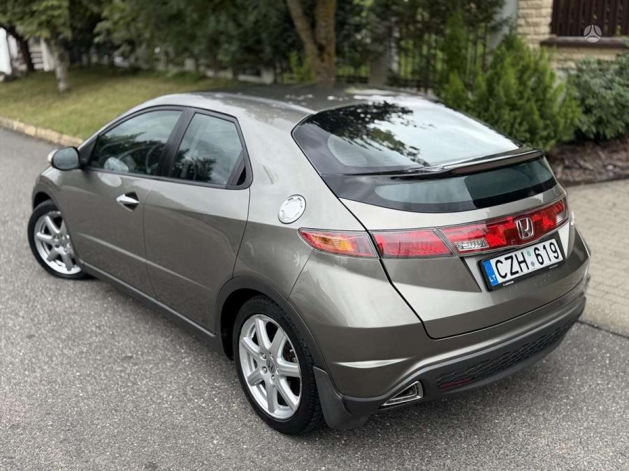 Grey Honda Civic 2010 in Vilnius, with an engine capacity of 1.80 L and mileage of 225 thousand km for 3450 €, photo 13 on AUTOMOTO.COM.LV