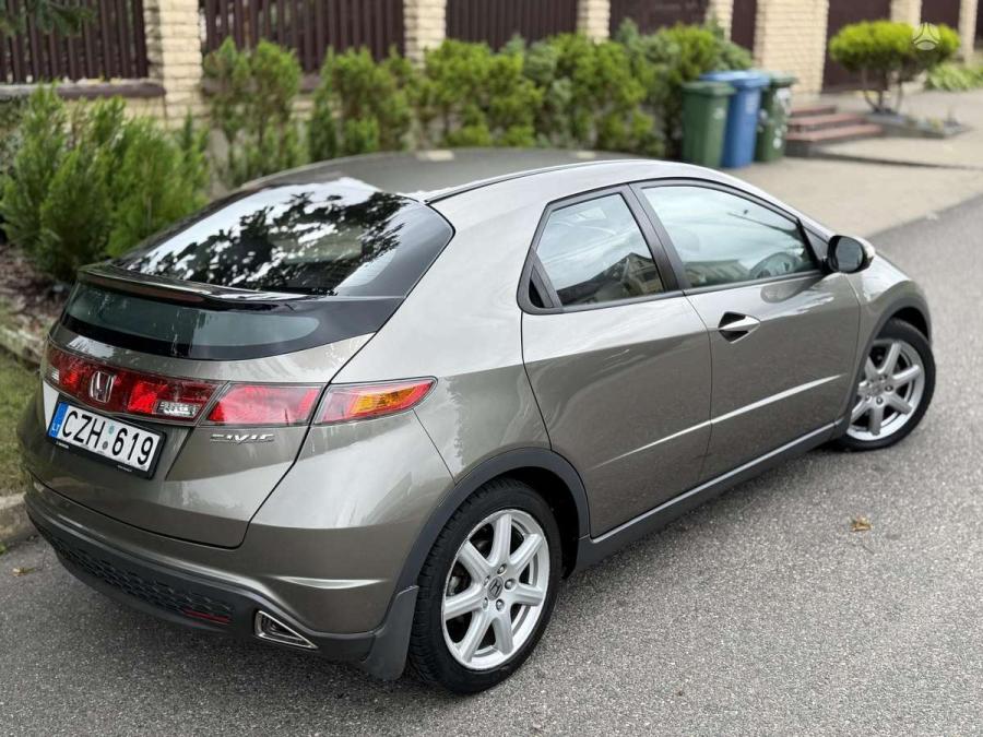 Grey Honda Civic 2010 in Vilnius, with an engine capacity of 1.80 L and mileage of 225 thousand km for 3450 €, photo 19 on AUTOMOTO.COM.LV