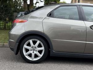 Grey Honda Civic 2010 in Vilnius, with an engine capacity of 1.80 L and mileage of 225 thousand km for 3450 €, photo 22 on AUTOMOTO.COM.LV