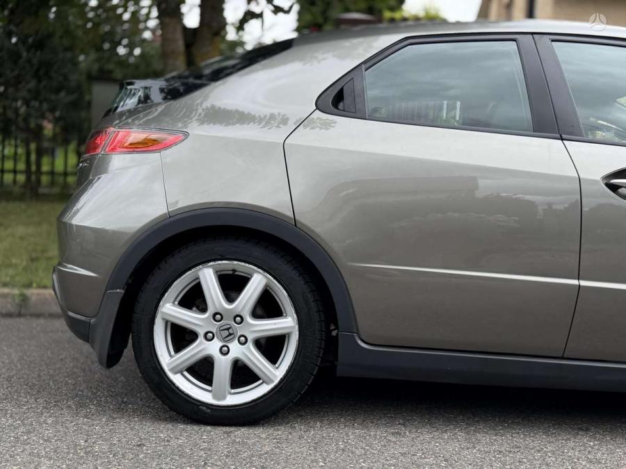 Grey Honda Civic 2010 in Vilnius, with an engine capacity of 1.80 L and mileage of 225 thousand km for 3450 €, photo 22 on AUTOMOTO.COM.LV