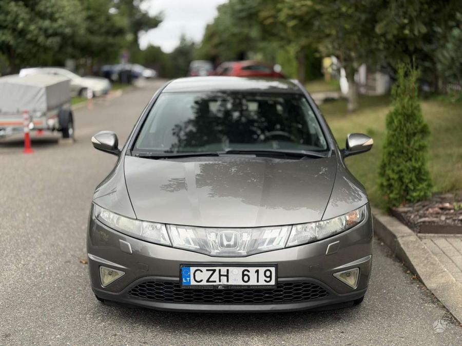 Grey Honda Civic 2010 in Vilnius, with an engine capacity of 1.80 L and mileage of 225 thousand km for 3450 €, photo 26 on AUTOMOTO.COM.LV