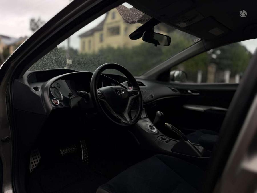 Grey Honda Civic 2010 in Vilnius, with an engine capacity of 1.80 L and mileage of 225 thousand km for 3450 €, photo 29 on AUTOMOTO.COM.LV