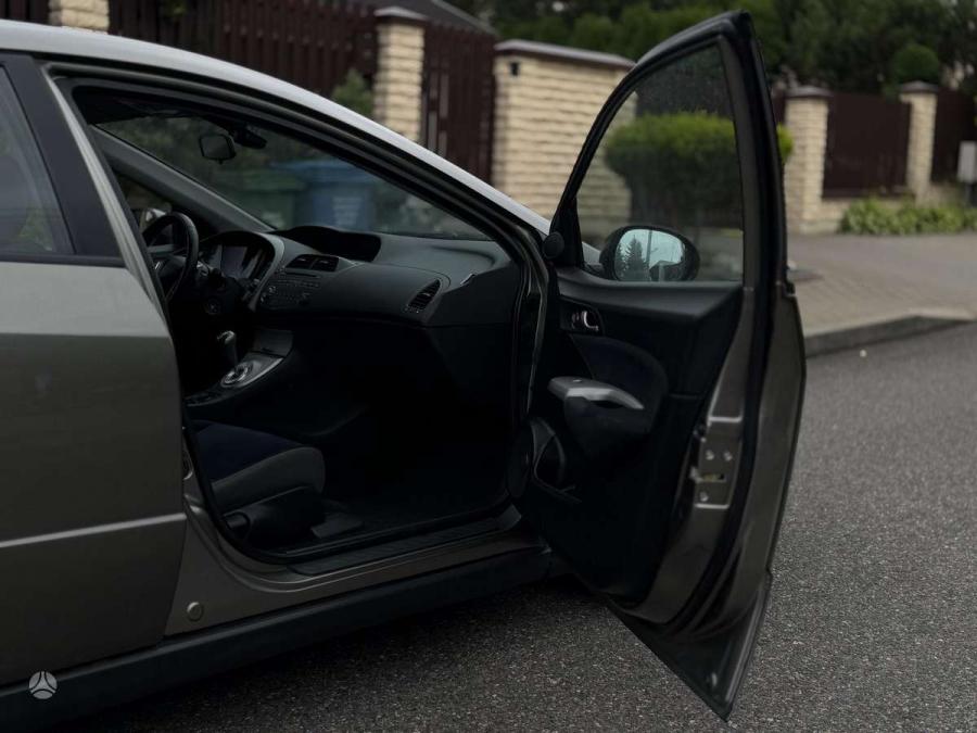 Grey Honda Civic 2010 in Vilnius, with an engine capacity of 1.80 L and mileage of 225 thousand km for 3450 €, photo 31 on AUTOMOTO.COM.LV