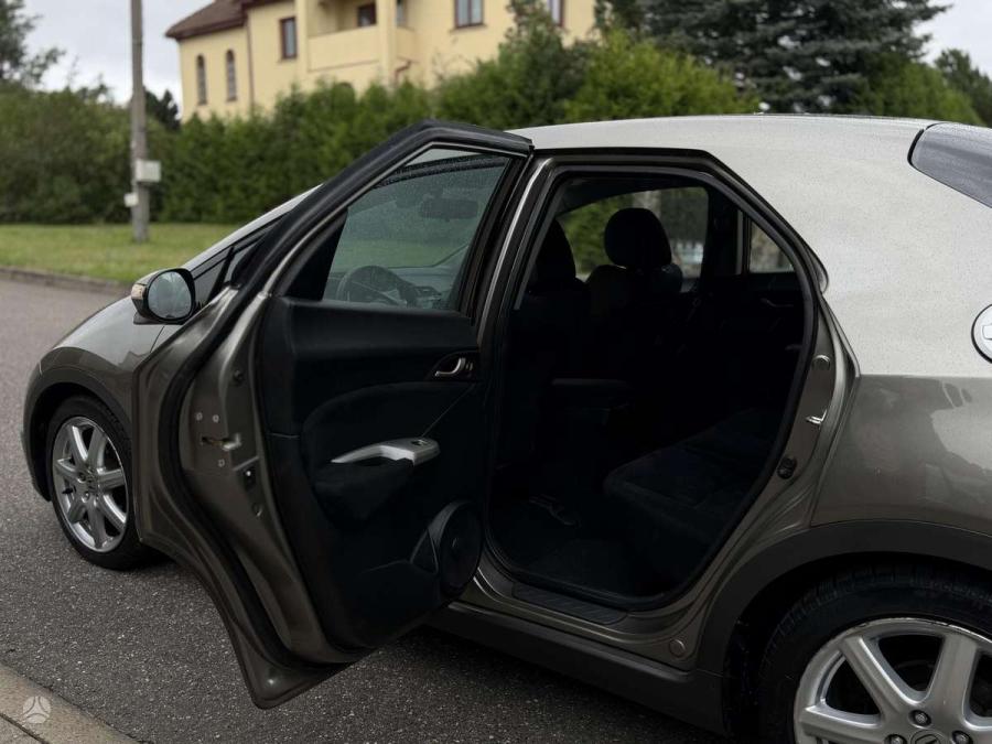 Grey Honda Civic 2010 in Vilnius, with an engine capacity of 1.80 L and mileage of 225 thousand km for 3450 €, photo 34 on AUTOMOTO.COM.LV