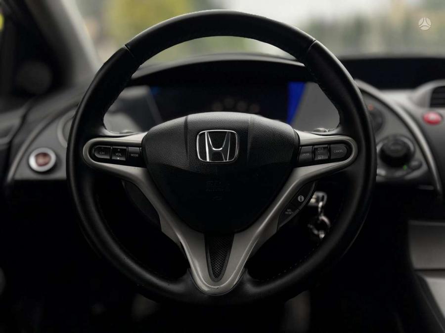 Grey Honda Civic 2010 in Vilnius, with an engine capacity of 1.80 L and mileage of 225 thousand km for 3450 €, photo 37 on AUTOMOTO.COM.LV