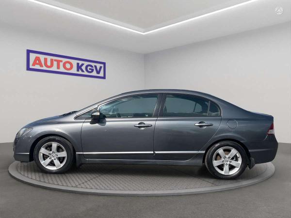 Grey Honda Civic 2011 in Vilnius, with an engine capacity of 1.80 L and mileage of 206 thousand km for 3999 €, photo 3 on AUTOMOTO.COM.LV