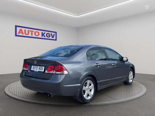 Grey Honda Civic 2011 in Vilnius, with an engine capacity of 1.80 L and mileage of 206 thousand km for 3999 €, photo 6 on AUTOMOTO.COM.LV