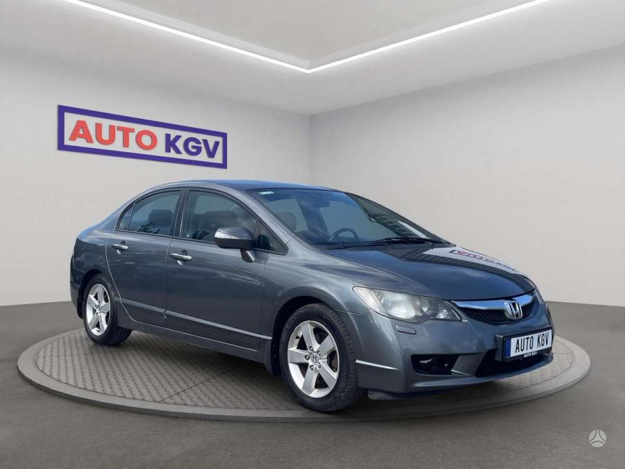 Grey Honda Civic 2011 in Vilnius, with an engine capacity of 1.80 L and mileage of 206 thousand km for 3999 €, photo 8 on AUTOMOTO.COM.LV