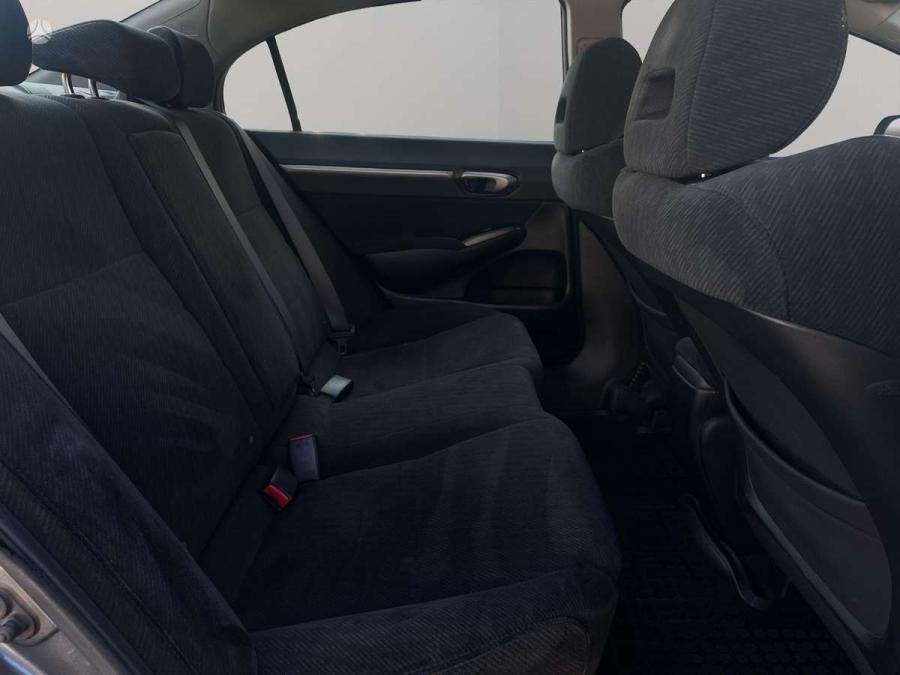 Grey Honda Civic 2011 in Vilnius, with an engine capacity of 1.80 L and mileage of 206 thousand km for 3999 €, photo 10 on AUTOMOTO.COM.LV