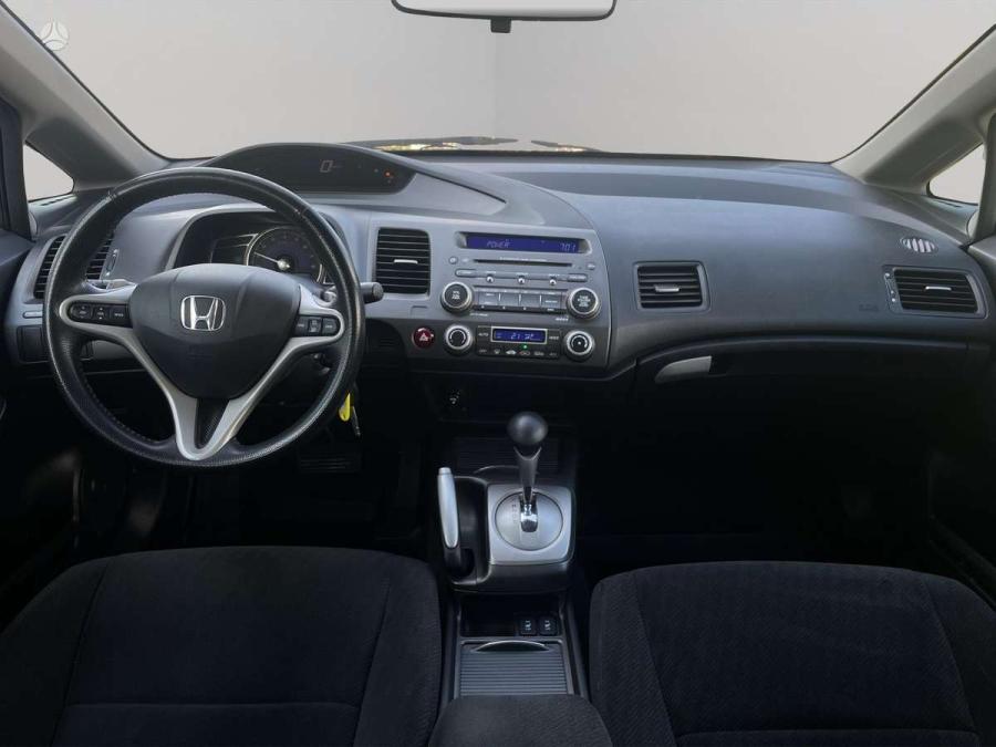 Grey Honda Civic 2011 in Vilnius, with an engine capacity of 1.80 L and mileage of 206 thousand km for 3999 €, photo 13 on AUTOMOTO.COM.LV