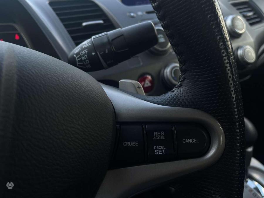 Grey Honda Civic 2011 in Vilnius, with an engine capacity of 1.80 L and mileage of 206 thousand km for 3999 €, photo 20 on AUTOMOTO.COM.LV