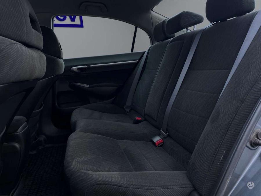 Grey Honda Civic 2011 in Vilnius, with an engine capacity of 1.80 L and mileage of 206 thousand km for 3999 €, photo 12 on AUTOMOTO.COM.LV