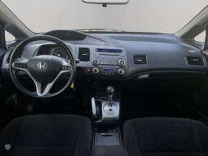 Grey Honda Civic 2011 in Vilnius, with an engine capacity of 1.80 L and mileage of 206 thousand km for 3999 €, photo 13 on AUTOMOTO.COM.LV