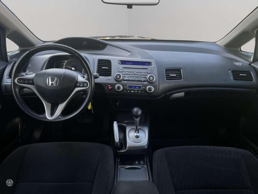Grey Honda Civic 2011 in Vilnius, with an engine capacity of 1.80 L and mileage of 206 thousand km for 3999 €, photo 13 on AUTOMOTO.COM.LV