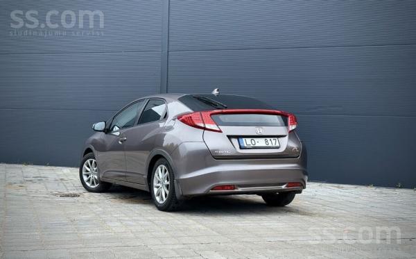 Grey Honda Civic 2012 in Riga, with an engine capacity of 1.80 L and mileage of 198 thousand km for 5995 €, photo 3 on AUTOMOTO.COM.LV