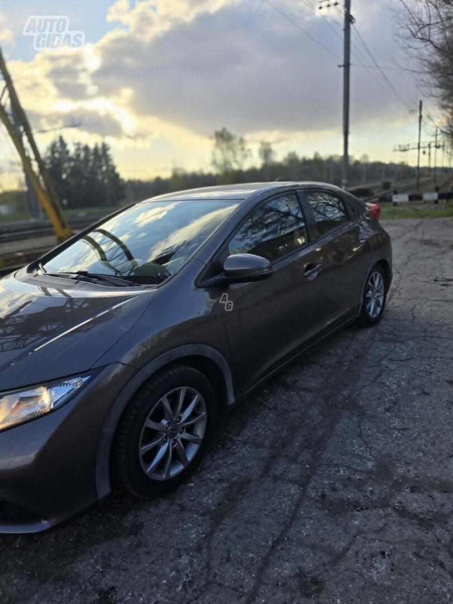 Grey Honda Civic 2012 in Siauliai, with an engine capacity of 2.20 L and mileage of 332 thousand km for 4300 €, photo 10 on AUTOMOTO.COM.LV