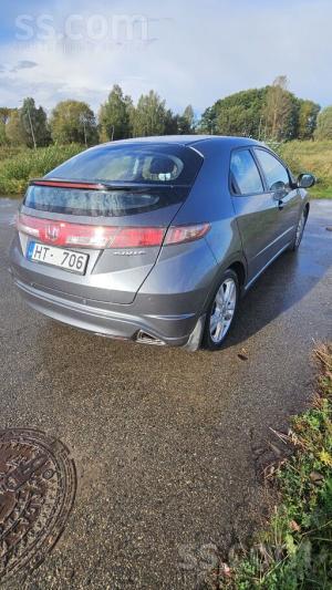 Grey Honda Civic 2012 in Riga, with an engine capacity of 1.80 L and mileage of 144 thousand km for 5500 €, photo 5 on AUTOMOTO.COM.LV