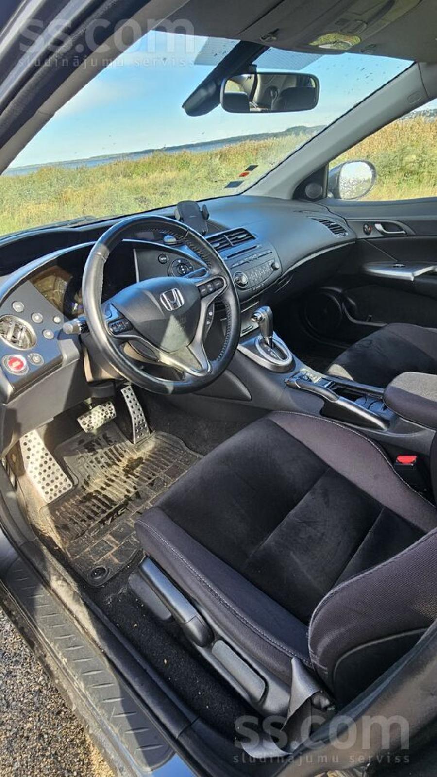 Grey Honda Civic 2012 in Riga, with an engine capacity of 1.80 L and mileage of 144 thousand km for 5500 €, photo 6 on AUTOMOTO.COM.LV