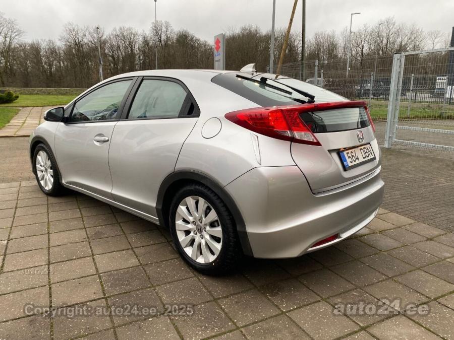 Grey Honda Civic 2013 in Johvi, with an engine capacity of 1.60 L and mileage of 204 thousand km for 6300 €, photo 4 on AUTOMOTO.COM.LV