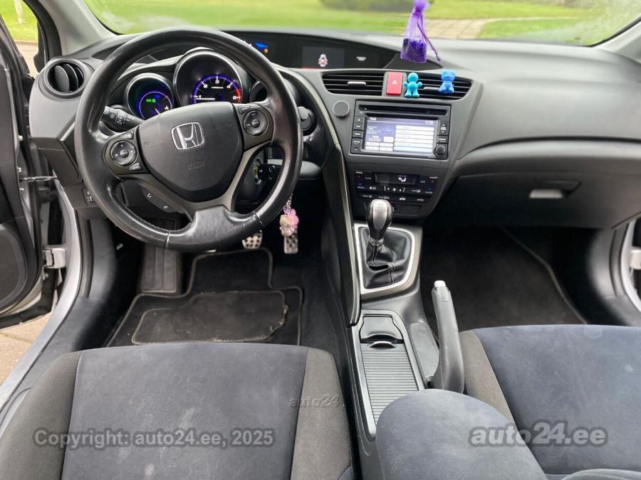 Grey Honda Civic 2013 in Johvi, with an engine capacity of 1.60 L and mileage of 204 thousand km for 6300 €, photo 13 on AUTOMOTO.COM.LV