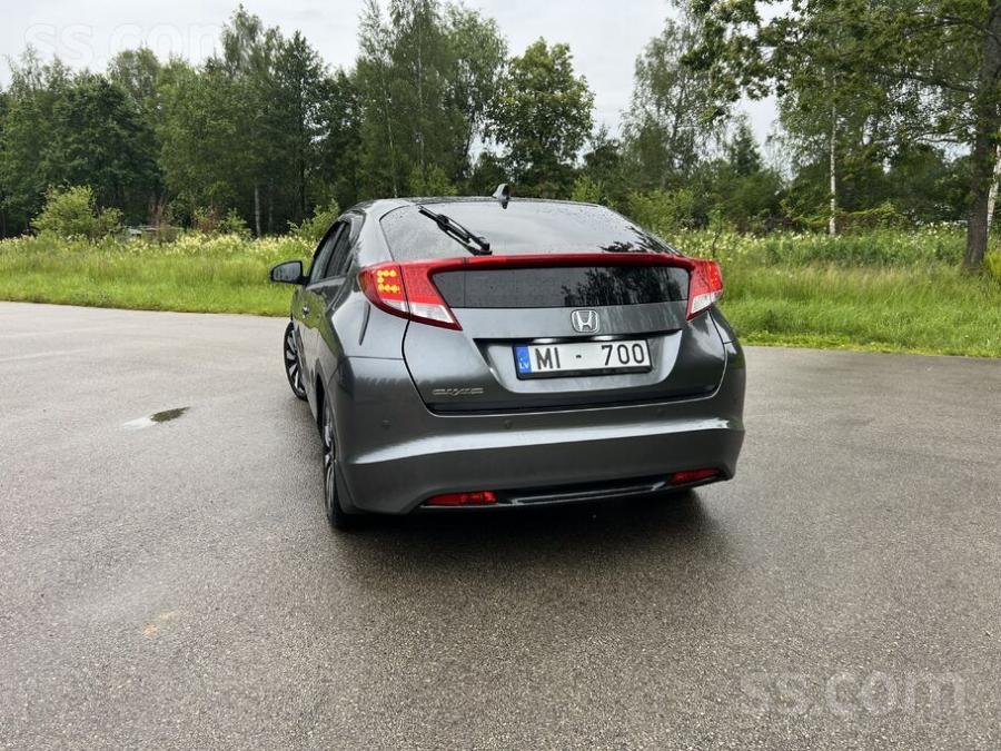 Grey Honda Civic 2015 in Riga, with an engine capacity of 1.80 L and mileage of 122 thousand km for 7000 €, photo 4 on AUTOMOTO.COM.LV