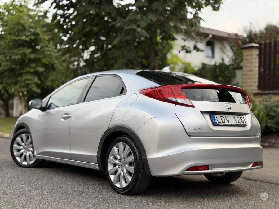 Grey Honda Civic 2016 in Vilnius, with an engine capacity of 1.80 L and mileage of 180 thousand km for 8450 €, photo 3 on AUTOMOTO.COM.LV
