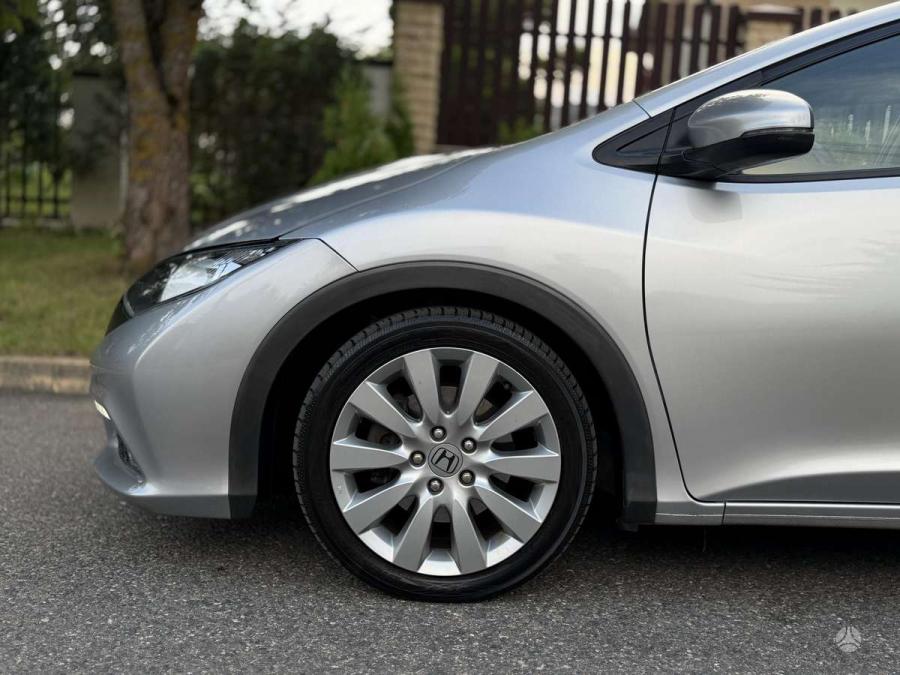 Grey Honda Civic 2016 in Vilnius, with an engine capacity of 1.80 L and mileage of 180 thousand km for 8450 €, photo 7 on AUTOMOTO.COM.LV