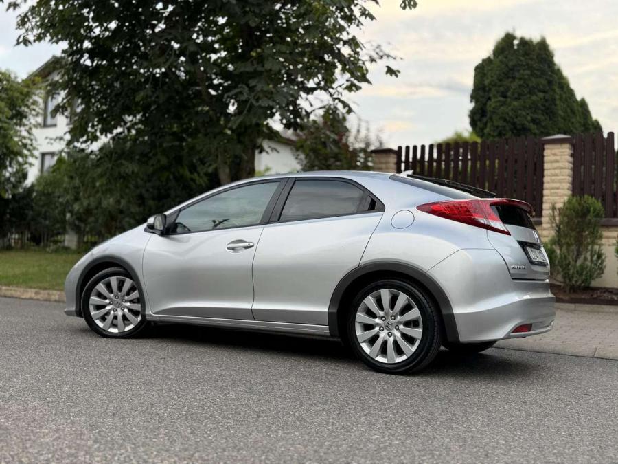 Grey Honda Civic 2016 in Vilnius, with an engine capacity of 1.80 L and mileage of 180 thousand km for 8450 €, photo 10 on AUTOMOTO.COM.LV