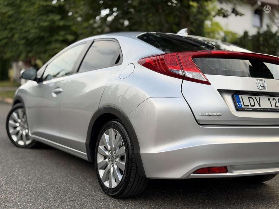 Grey Honda Civic 2016 in Vilnius, with an engine capacity of 1.80 L and mileage of 180 thousand km for 8450 €, photo 11 on AUTOMOTO.COM.LV