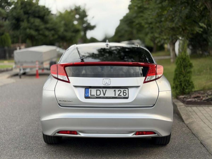 Grey Honda Civic 2016 in Vilnius, with an engine capacity of 1.80 L and mileage of 180 thousand km for 8450 €, photo 14 on AUTOMOTO.COM.LV
