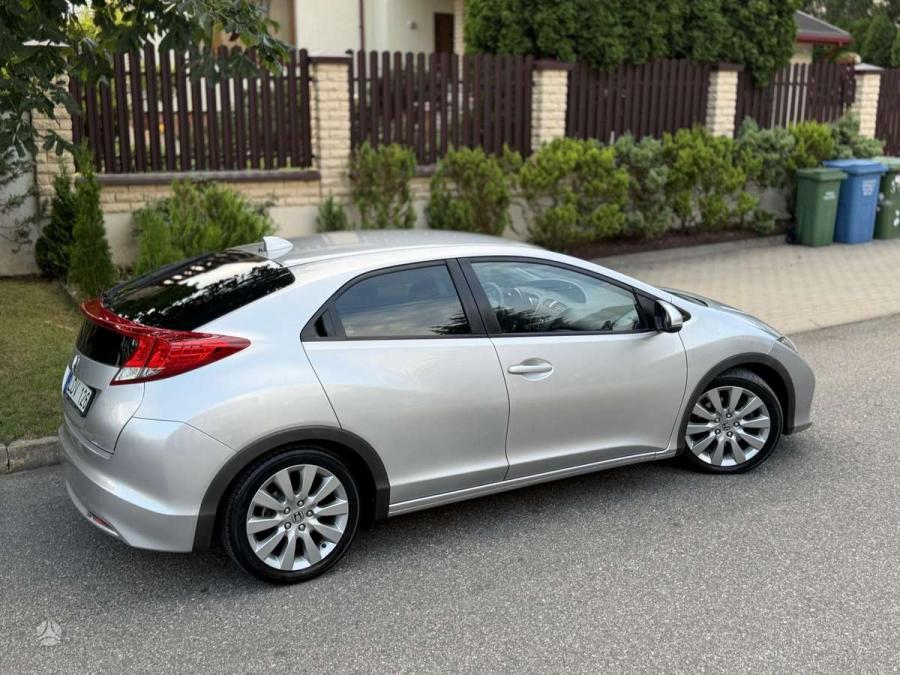 Grey Honda Civic 2016 in Vilnius, with an engine capacity of 1.80 L and mileage of 180 thousand km for 8450 €, photo 22 on AUTOMOTO.COM.LV