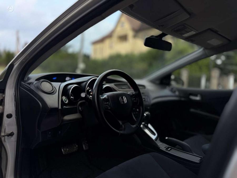 Grey Honda Civic 2016 in Vilnius, with an engine capacity of 1.80 L and mileage of 180 thousand km for 8450 €, photo 33 on AUTOMOTO.COM.LV