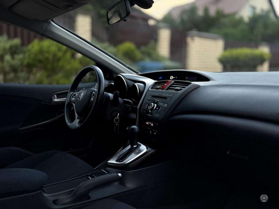 Grey Honda Civic 2016 in Vilnius, with an engine capacity of 1.80 L and mileage of 180 thousand km for 8450 €, photo 37 on AUTOMOTO.COM.LV