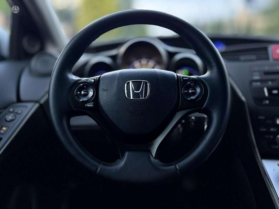 Grey Honda Civic 2016 in Vilnius, with an engine capacity of 1.80 L and mileage of 180 thousand km for 8450 €, photo 41 on AUTOMOTO.COM.LV