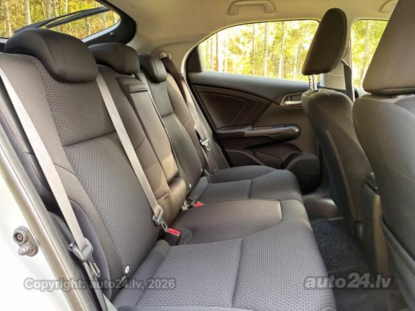 Honda Civic 2016 Tallina vietnē Pelēks Honda Civic 2016 Tallina, ar dzinēja tilpumu 1.60 L un nobraukumu 211 tūkst. km par 12350 €, foto 9 vietnē AUTOMOTO.COM.LV