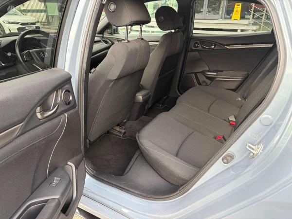 Grey Honda Civic 2018 in Vilnius, with an engine capacity of 1.50 L and mileage of 102 thousand km for 17390 €, photo 7 on AUTOMOTO.COM.LV