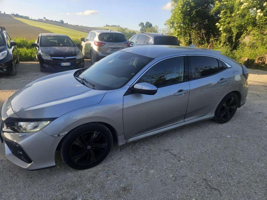 Pelēks Honda Civic 2019 Panevēža, ar dzinēja tilpumu 1.60 L un nobraukumu 119 tūkst. km par 7500 €, foto 4 vietnē AUTOMOTO.COM.LV