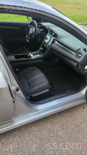 Grey Honda Civic 2019 in Riga, with an engine capacity of 1.00 L and mileage of 128 thousand km for 11200 €, photo 8 on AUTOMOTO.COM.LV