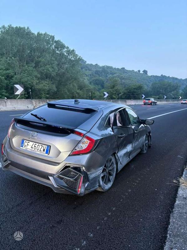 Grey Honda Civic 2021 in Siauliai, with an engine capacity of 0.99 L and mileage of 60 thousand km for 4200 €, photo 3 on AUTOMOTO.COM.LV