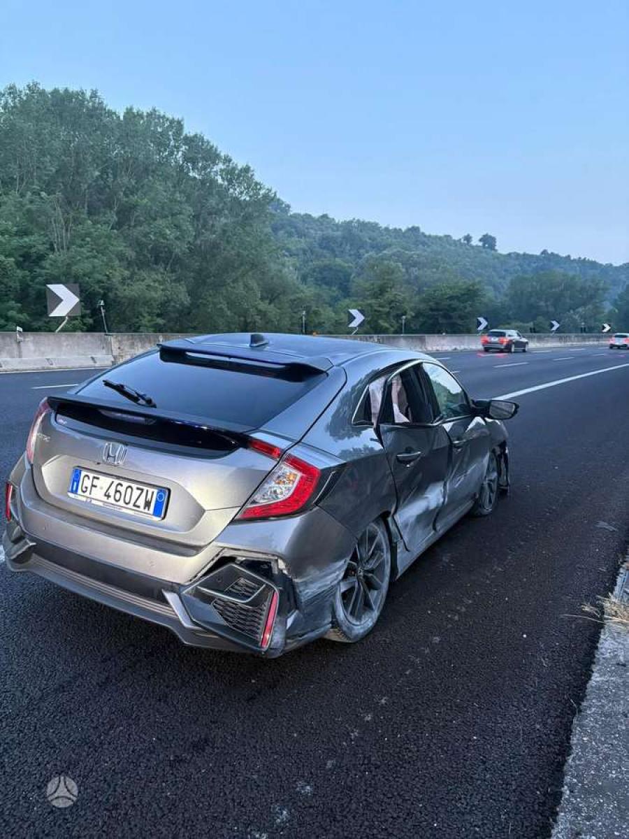 Grey Honda Civic 2021 in Siauliai, with an engine capacity of 0.99 L and mileage of 60 thousand km for 4200 €, photo 4 on AUTOMOTO.COM.LV