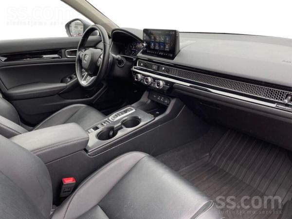 Grey Honda Civic 2023 in Riga, with an engine capacity of 2.00 L and mileage of 50 thousand km for 26990 €, photo 6 on AUTOMOTO.COM.LV