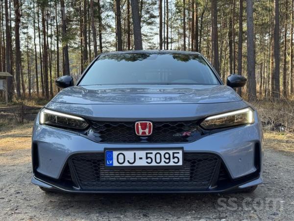 Grey Honda Civic 2025 in Riga, with an engine capacity of 2.00 L and mileage of 4 thousand km for 52500 €, photo 3 on AUTOMOTO.COM.LV
