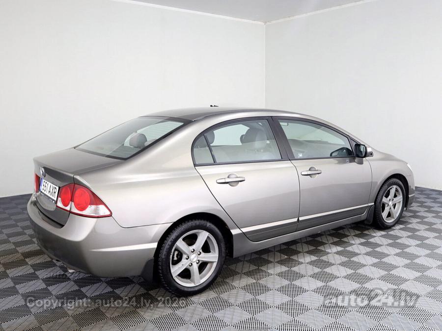Grey Honda Civic 2006 in Tallinn, with an engine capacity of 1.80 L and mileage of 264 thousand km for 899 €, photo 4 on AUTOMOTO.COM.LV