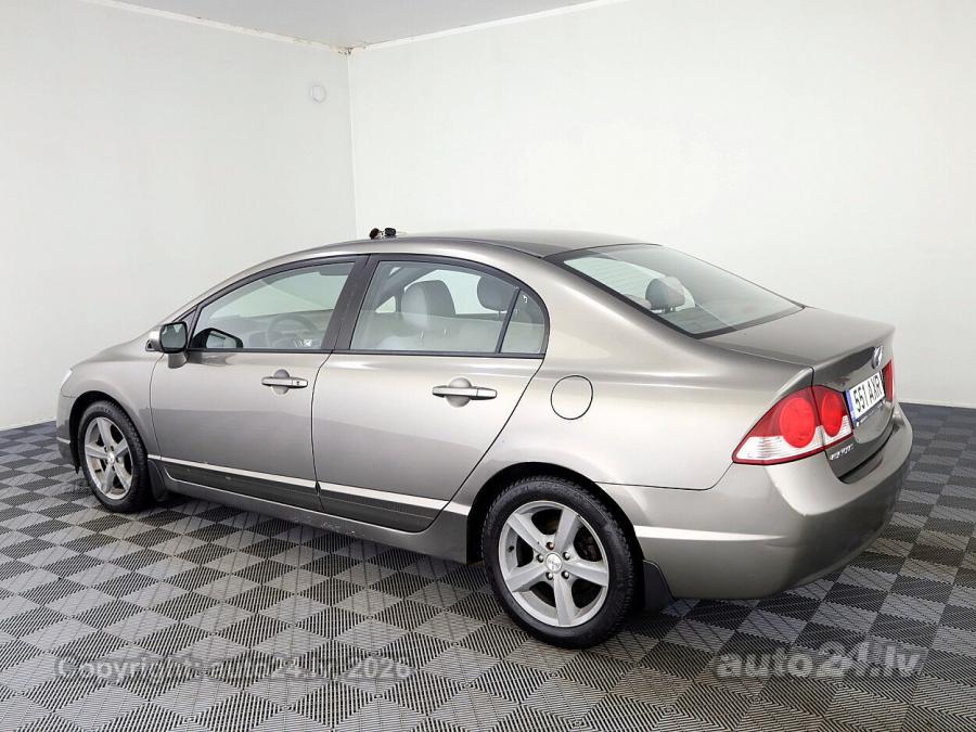 Grey Honda Civic 2006 in Tallinn, with an engine capacity of 1.80 L and mileage of 264 thousand km for 899 €, photo 5 on AUTOMOTO.COM.LV