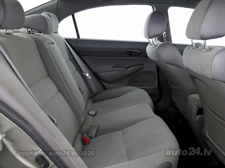 Grey Honda Civic 2006 in Tallinn, with an engine capacity of 1.80 L and mileage of 264 thousand km for 899 €, photo 8 on AUTOMOTO.COM.LV