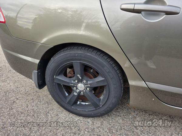 Grey Honda Civic 2006 in Tallinn, with an engine capacity of 1.80 L and mileage of 133 thousand km for 3400 €, photo 9 on AUTOMOTO.COM.LV