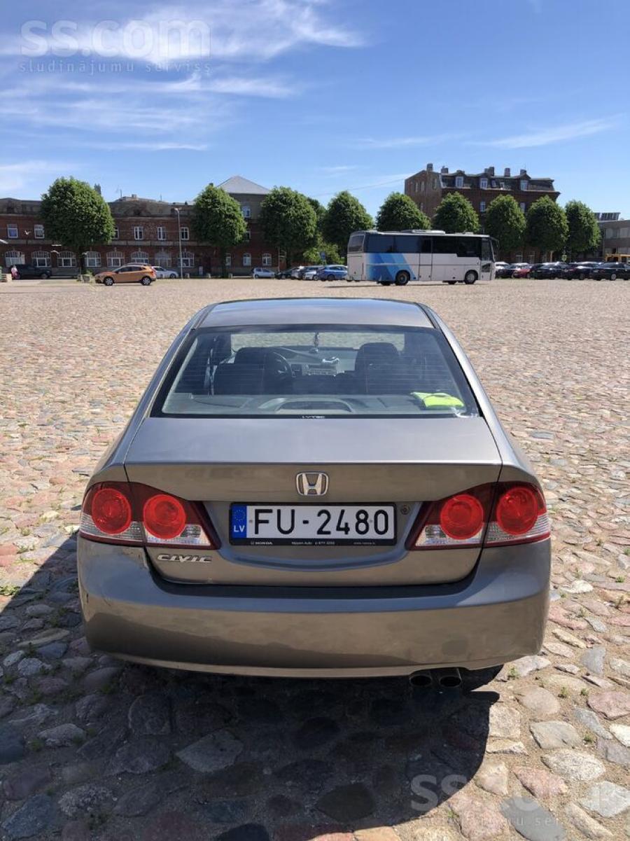 Grey Honda Civic 2006 in Liepaja, with an engine capacity of 1.80 L and mileage of 266 thousand km for 1950 €, photo 7 on AUTOMOTO.COM.LV