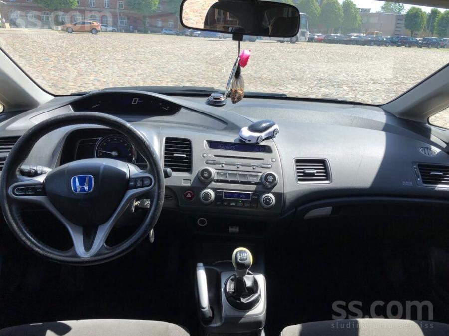 Grey Honda Civic 2006 in Liepaja, with an engine capacity of 1.80 L and mileage of 266 thousand km for 1950 €, photo 9 on AUTOMOTO.COM.LV