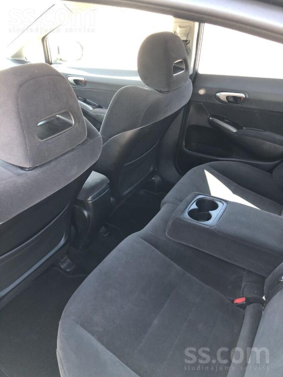 Grey Honda Civic 2006 in Liepaja, with an engine capacity of 1.80 L and mileage of 266 thousand km for 1950 €, photo 11 on AUTOMOTO.COM.LV